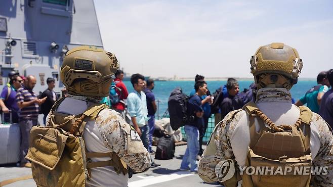 월드＆포토 홍해 건너는 수단 탈출 통로 사우디 제다 항구