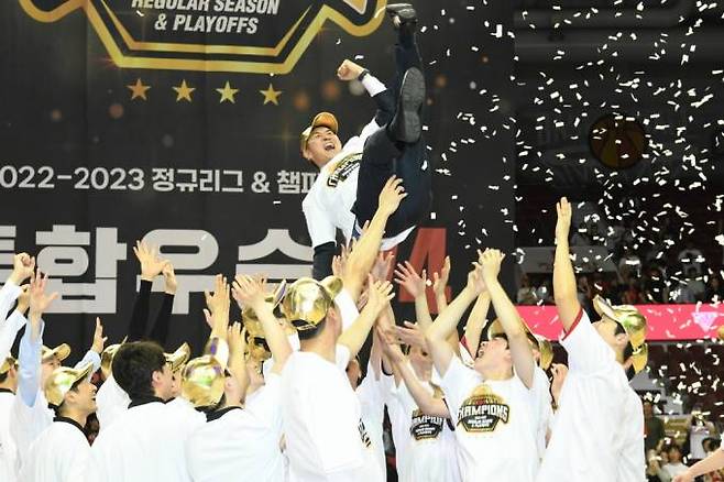 ‘식버지’ 김상식 감독, 공감과 부드러움으로 KGC에 V4 안기다 [KBL]