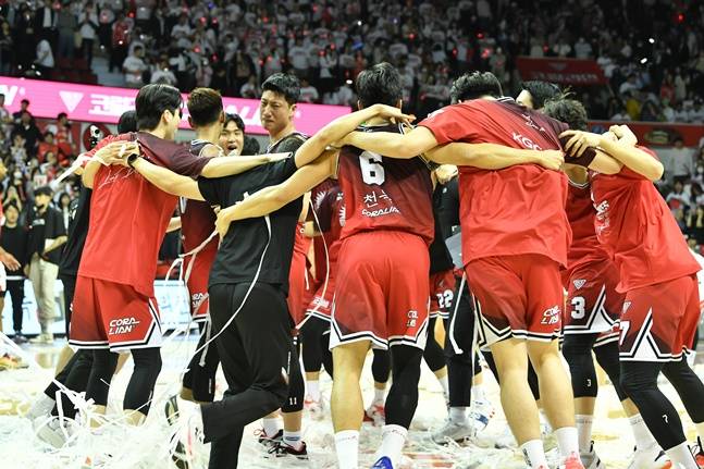 KGC 2년 만에 왕좌 탈환! 역대 첫 결승 7차전 연장승부서 100-97 승리... 오세근 MVP