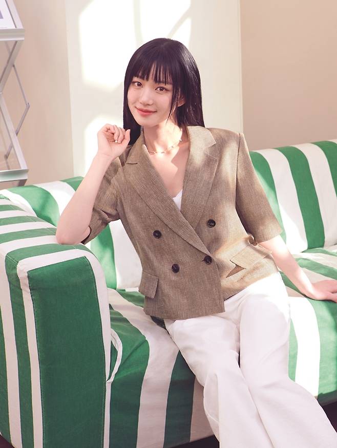 이유비 어서와 여름 레트로 감성에 빠져든 로맨틱 섬머룩 패션엔