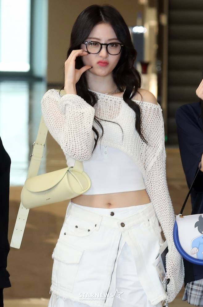 르세라핌 허윤진 뿔테안경이 잘 어울려 ★포토