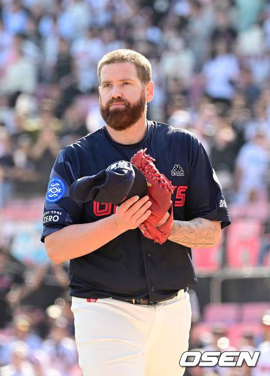 롯데팬들의 기립박수...'첫 승' 외인 에이스의 감격 "내 이름을 연호해 정말 듣기 좋았다. 너무 기뻤다"
