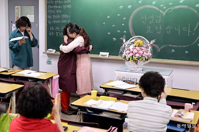실수해도 괜찮아 1학년이니까”만학도들의 스승의 날 청계천 옆 사진관