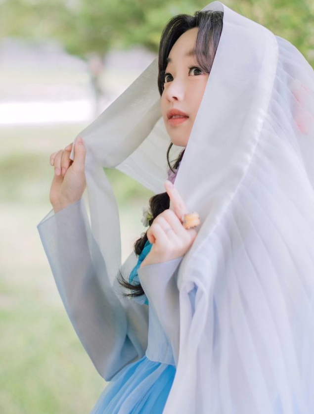 현재 한복 입은 모습 예뻐 난리난 미스춘향한복 입고 태어난듯한복 자태 어썸클