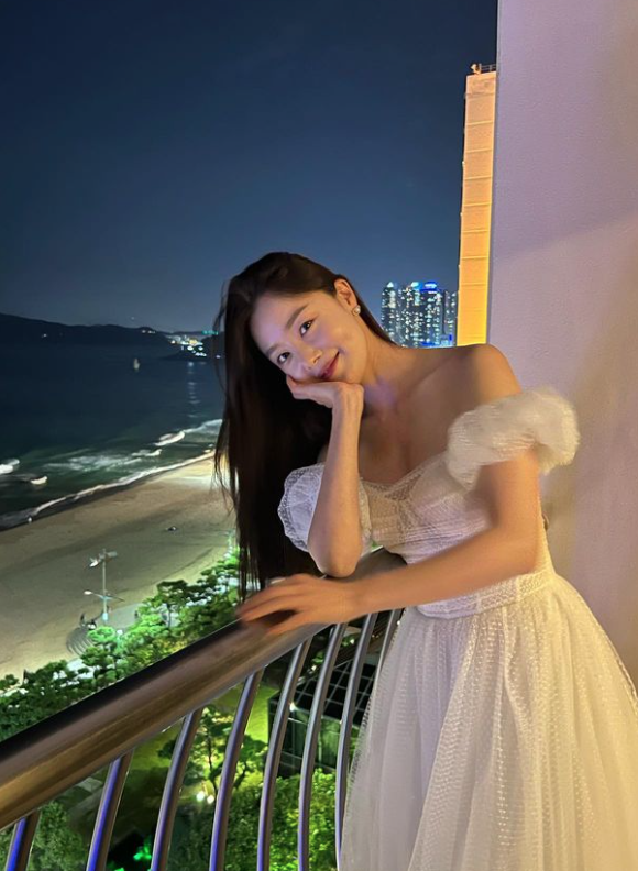 진짜 하얗네백옥피부에 드레스핏 너무 예뻐 난리난 연예인화이트드레스룩 어썸클