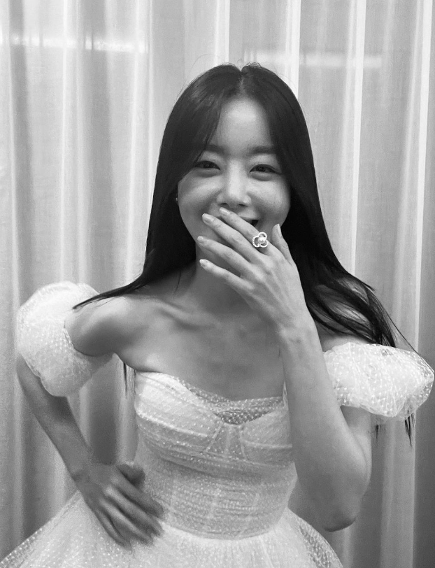 진짜 하얗네백옥피부에 드레스핏 너무 예뻐 난리난 연예인화이트드레스룩 어썸클