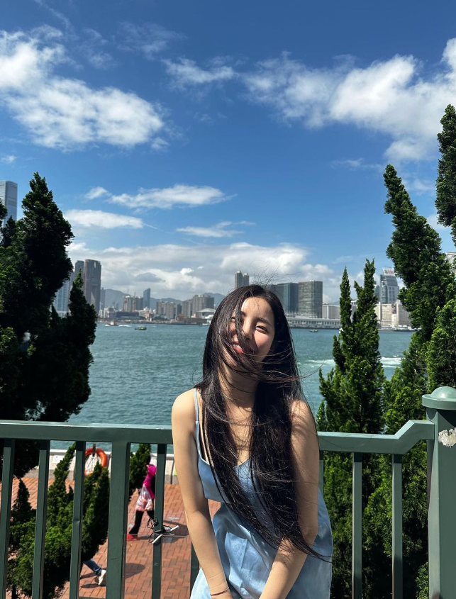 홍콩 여행중 찍힌 사진 너무 예뻐 난리난 여가수여행룩 어썸클
