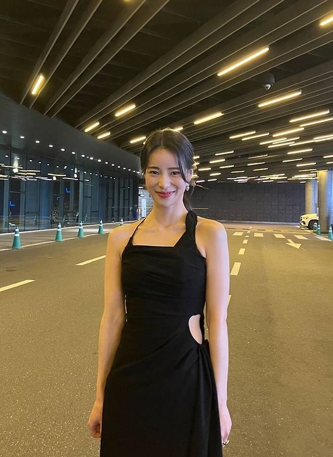 임지연 주차장에서도 빛난 실루엣 호리호리 몸매의 홀터넥 드레스룩 패션엔