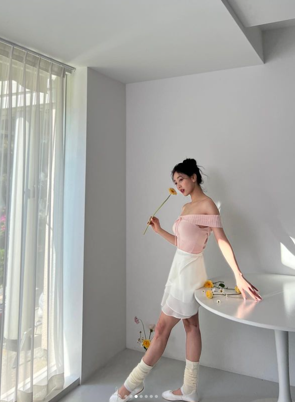 발레복 입고 너무 예뻐 난리난 여가수직각어깨 뽐낸 밀착 발레복룩 어썸클