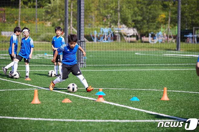 안양천 체육시설 풋살장에서 축구하는 대동초등학교 학생들