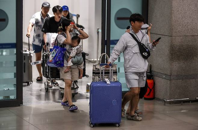 ‘괌 탈출 관광객 태운 항공기 인천공항 속속 도착
