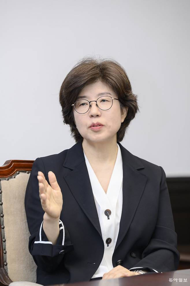 한계 넘고 경계 깨는 이화만의 연구 계속할 것” 김은미 이화여대 총장 인터뷰