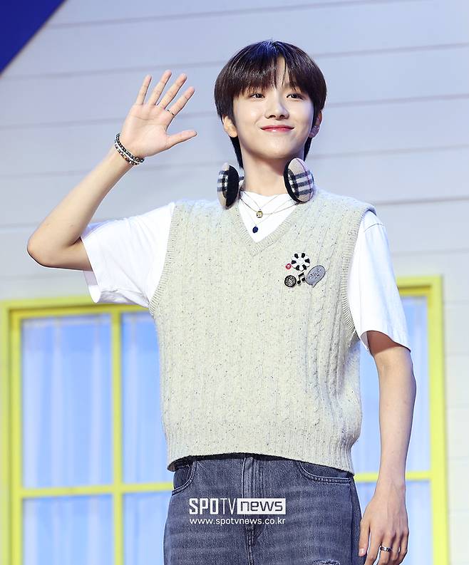 포토s 보이넥스트도어 운학 사랑스러운 손인사