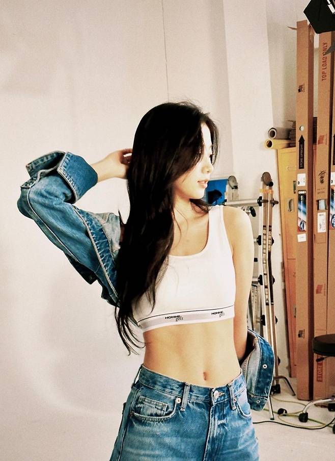 르세라핌 카즈하 복근 드러낸 데님 핏 수줍은 듯 도발적 청청패션 패션엔