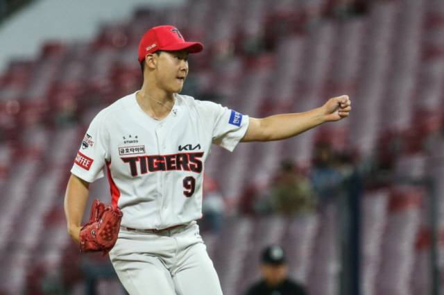 '최고 152km' 투심만 14구, 1이닝 2K 퍼펙트...최다 안타 레전드 해설위원도 감탄한 KIA 좌완 신인