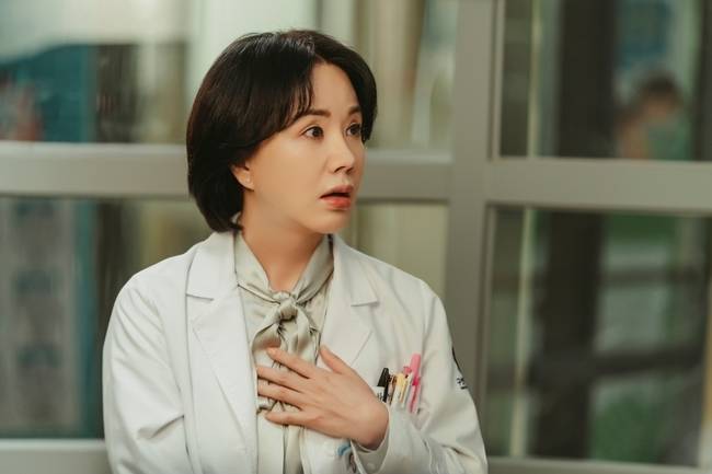 Kim Byeong-Cheol , who was hospitalized, fell to his knees in front of ...