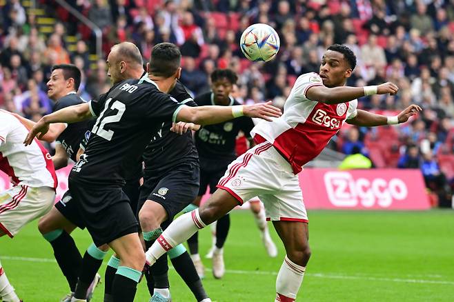 'KIM 인정!' 네덜란드 레전드 센터백의 충격고백, KIM 영입 라이벌 율리안 팀버 "EPL에서 CB→RB 포지션 변경 필요"