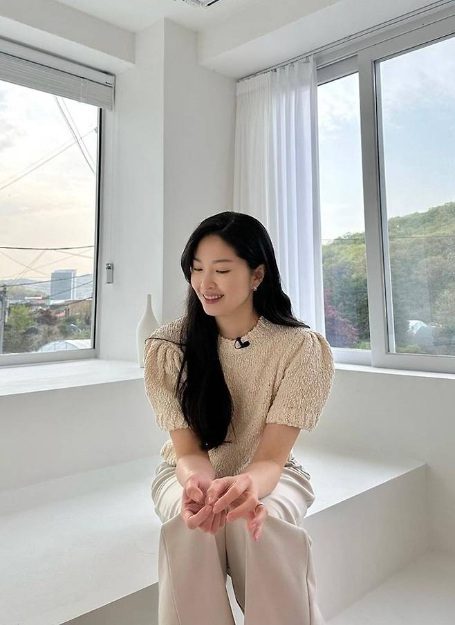 ‘전진 아내 류이서 열일 옆태 미모 살짝 분위기 낸 톤온톤 데일리룩 패션엔