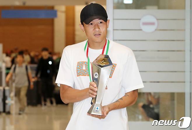김민재 올해의 수비수 트로피 들고 금의환향목표한 것 다 이뤘다종합