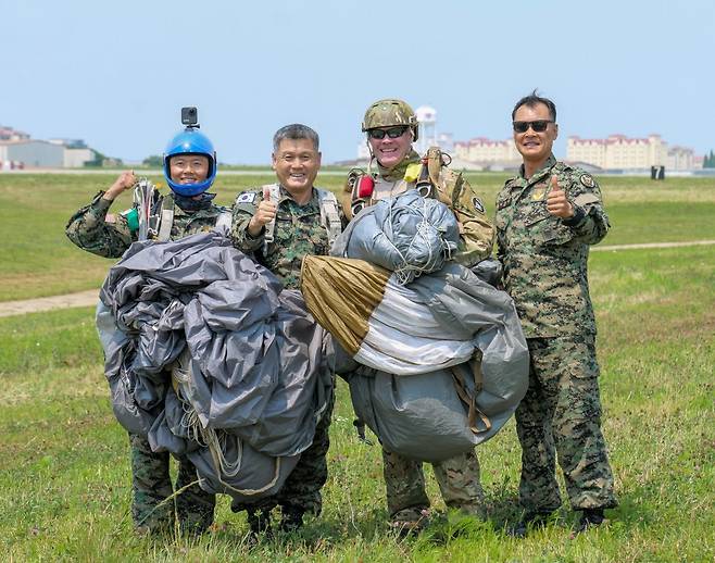 단독 한미 특수전 수장 동반 고공강하 굳건한 연합방위태세 완비해 조국 지킬 것”