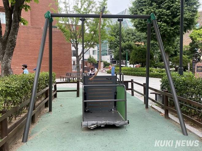 단독 ‘조수미 휠체어그네 안전기준 생겨도 놀이터 못들어간다