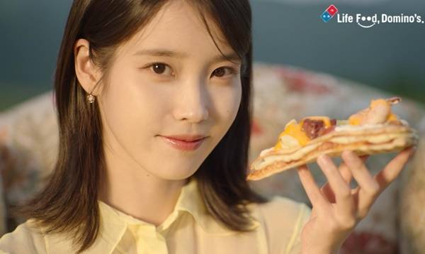 아이유 도미노피자 모델 발탁