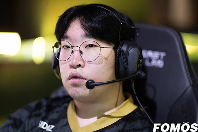 포토 모니터 바라보는 젠지 딜라이트