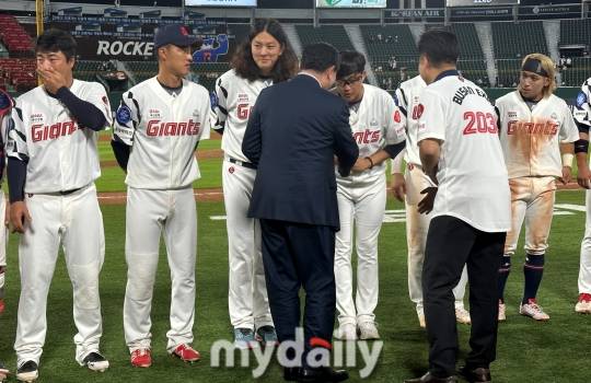 신동빈 앞 7 5 승리 서튼 감독 미소 구단주님 방문 승리 가져와 더욱 더 기뻐 Md잠실