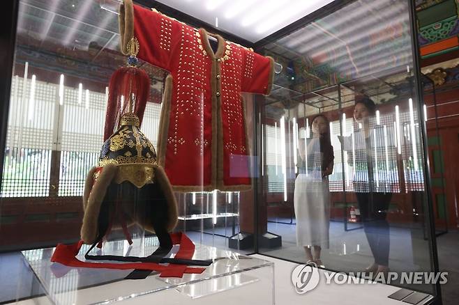 1899년 6월 첫 국빈을 기억하며용맹함 깃든 갑옷과 투구