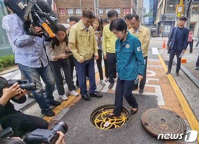 일요일부터 장마 시작인데여전히 담배꽁초 쌓인 빗물받이