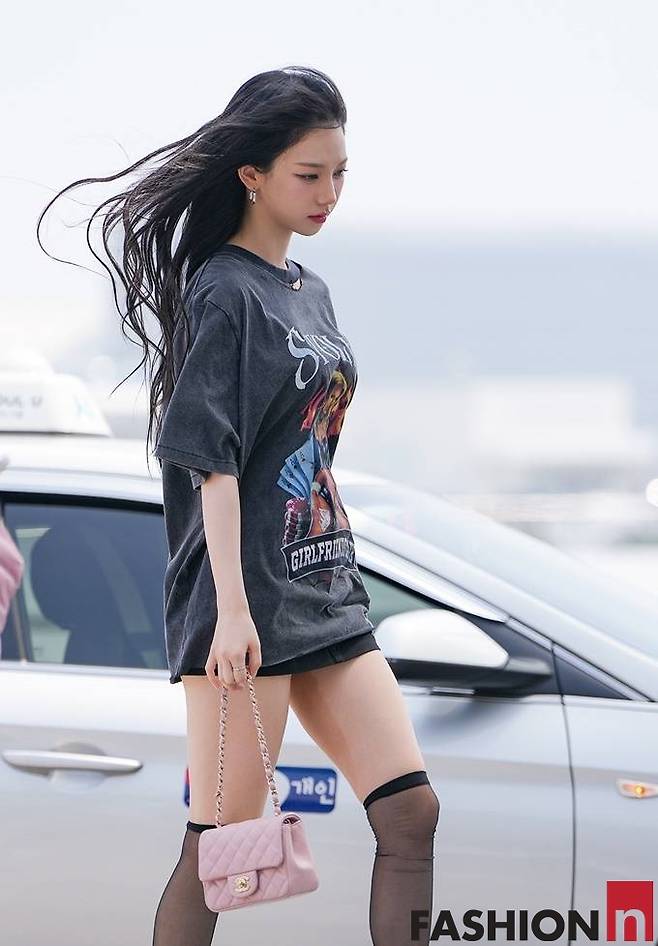 에스파 카리나 머리카락 휘날리며 티셔츠로 끝낸 하의실종룩 패션엔