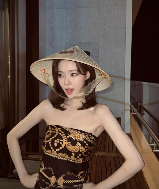 베트남 여행중 드레스입고 현재 너무 예쁘다고 난리난 여가수깜짝 놀랄 슬림핏밀착드레스룩 어썸클
