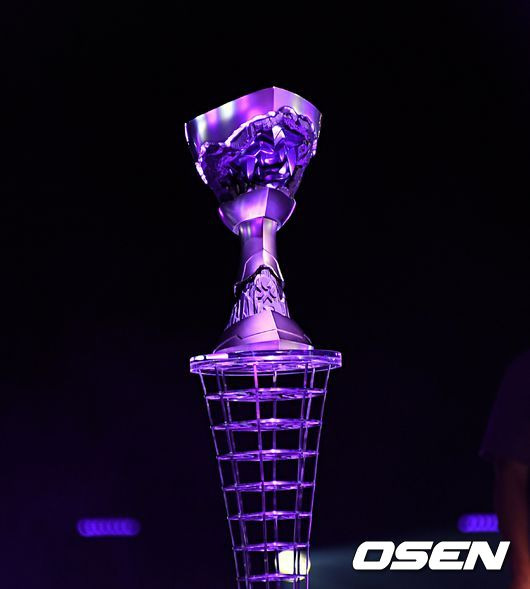 무대 중앙에 등장한 우승컵 ‘발로란트 마스터스 도쿄 결승전 사진