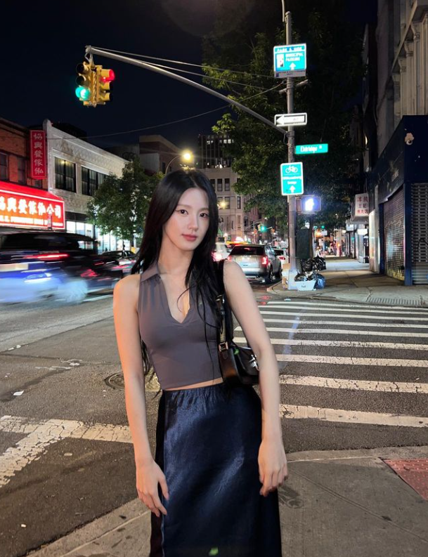 진짜 하얗네해외길거리에서 혼자 빛나압도적 미모의 여가수브이넥룩 어썸클