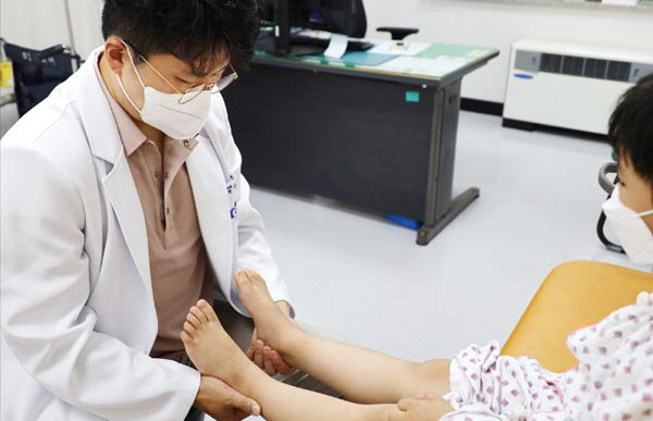 O·x자로 휜 아이 다리 성장판 닫히기 1~2년 전이 수술 적기