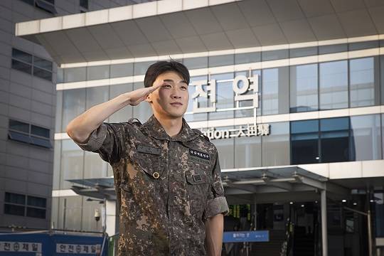 오피셜 대전역 앞 전역 옷피셜 찍은 강윤성 친정팀 대전 복귀