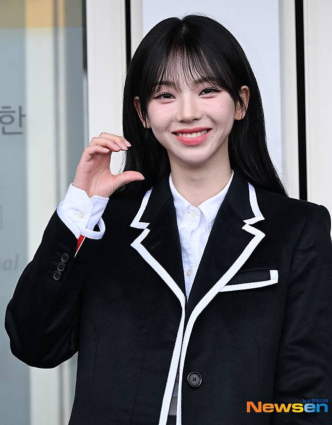 에스파 카리나 명품 각선미 드러내며 돋보이는 ‘반반 미니스커트 스토리엔