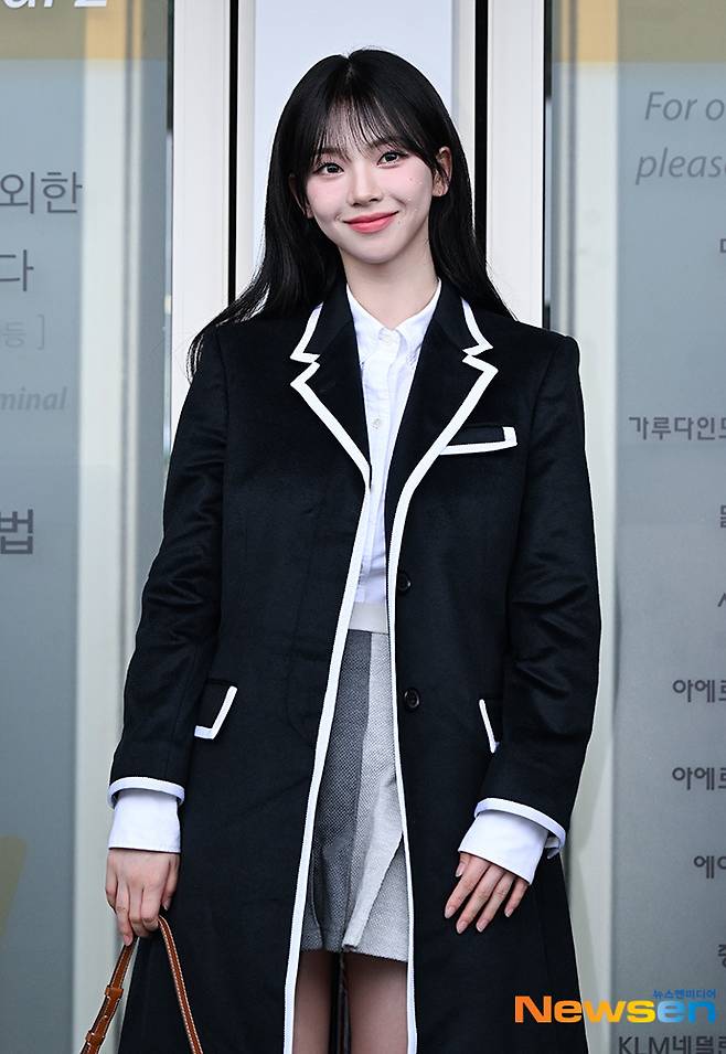 에스파 카리나 명품 각선미 드러내며 돋보이는 ‘반반 미니스커트 스토리엔