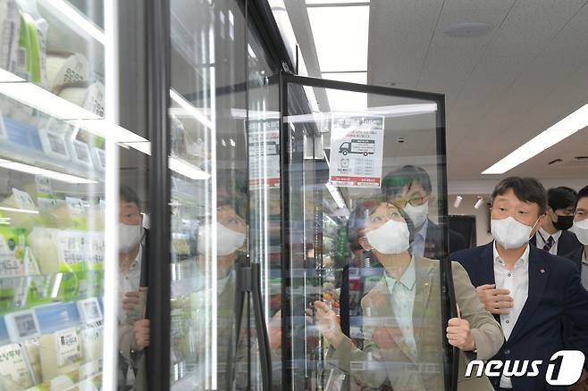 편의점 냉장고에 문 달면 7만명 1년간 쓸 전력소비량 절감