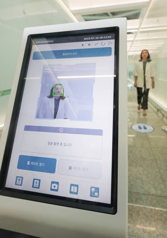 여권·탑승권 없이 출국 인천공항 ‘안면인식 스마트패스