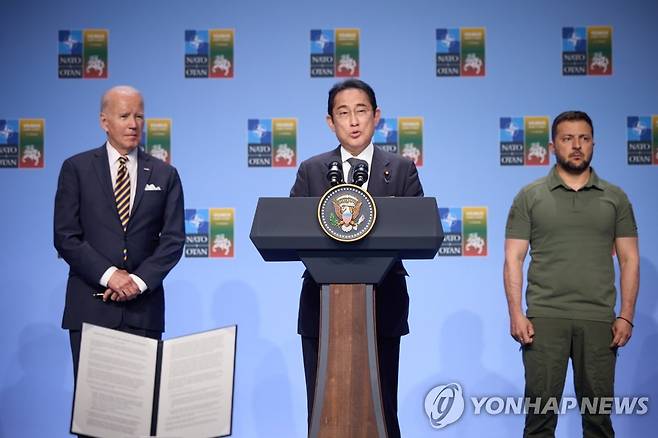 특파원 시선 나토 무대서 日총리에 깜짝 박수 유도한 바이든