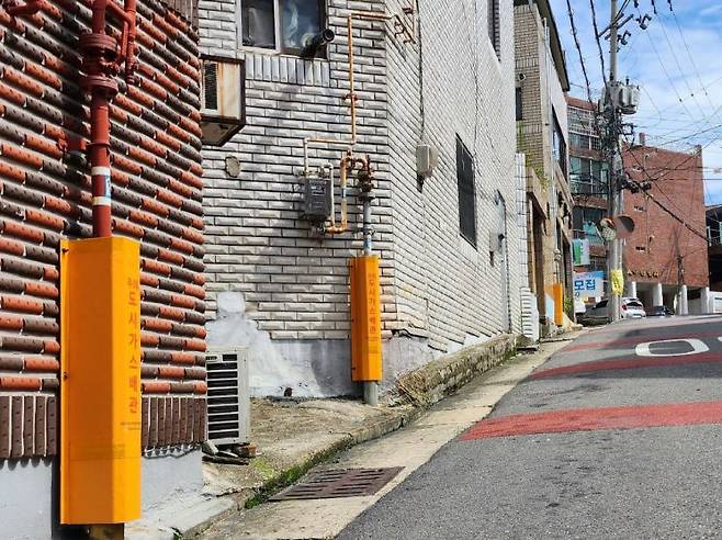 골목길 불법광고물 추방” 대구 서구 도시가스배관에 부착방지 시트