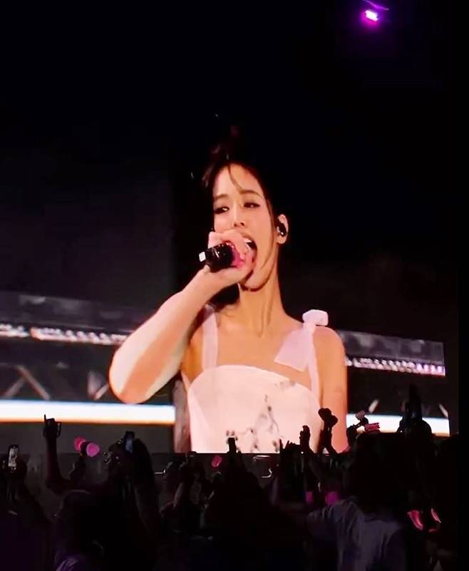 블랙핑크 제니 홀리고 또 홀리고 후끈 퓨전 한복의 파리 앵콜 콘서트룩 패션엔
