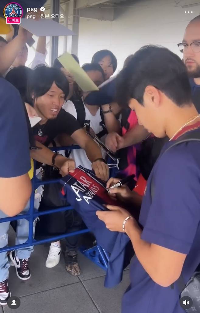 밝은 표정으로 오사카 도착한 이강인, 일본 팬 사이서 인기 ‘폭발’ 사인 공세