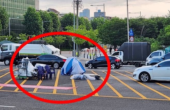 이러다 車사고 나면 어쩌려고”시위에 불법주차 안전지대→불안지대