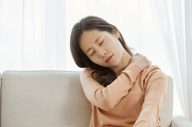어깨 뭉침 O개월 지속되면 병원 꼭 가세요