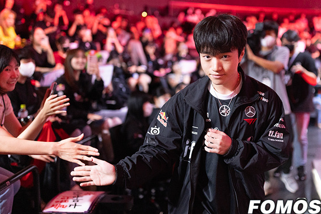 [LCK] T1, DK 상대로 PO 1R 1세트 승리