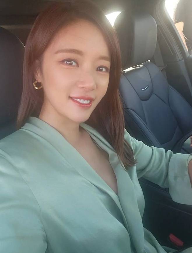 컴백 임박 확 달라진 스타일 선보인 황정음 근황 헤어핏