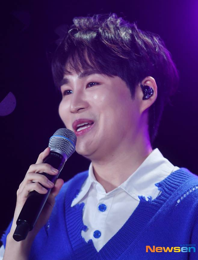 Kim Hie-jae looks happy.