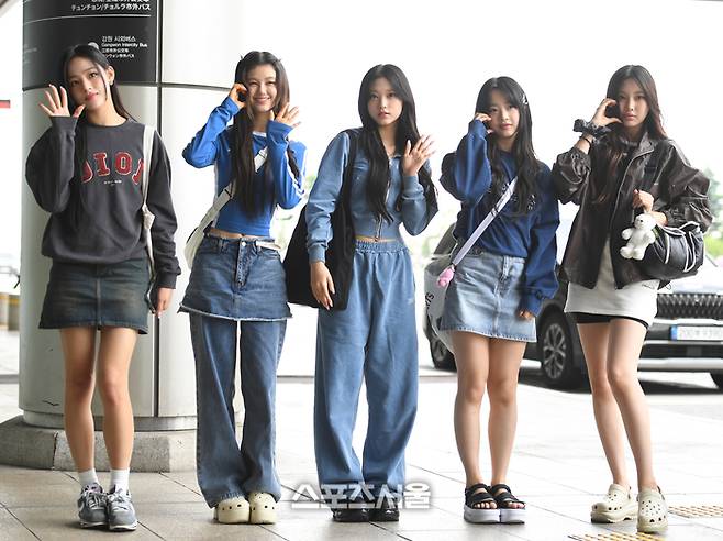 Ss화보 뉴진스는 출국길도 화보처럼 공항에서 만난 인형들의 진jeans 패션”